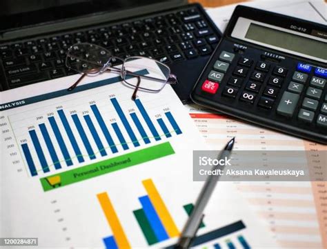 그래프와 차트를 분석할 수 있는 안경입니다 숫자를 나타내는 펜과 계산기 0명에 대한 스톡 사진 및 기타 이미지 0명 가계 경제 Istock