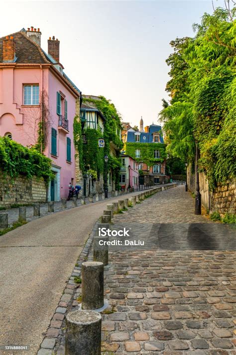 파리의 몽마르트르 지구 파리 몽마르트르 지구의 좁은 도로에 주택 프랑스 파리의 몽마르트르 분기의 아늑한 거리 전망 파리의 건축과