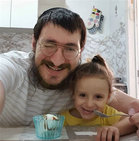 Ynet דיילת בטיסת אמריקן איירליינס עוררה סערה ברשת לאחר שתועדה כשהיא עונדת סיכה עם דגל פלסטין