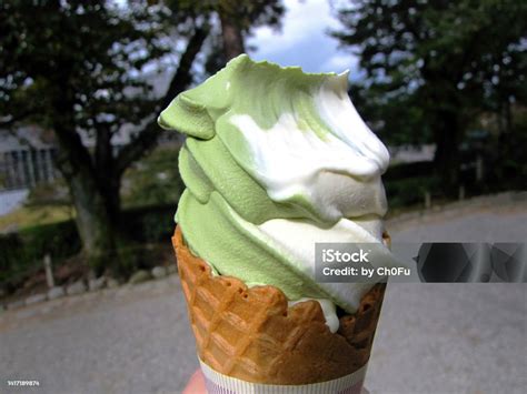 손에 녹는 아이스크림 와플 콘 녹차 말차 바닐라 여름 흐릿한 배경 복사 공간을 들고 손 0명에 대한 스톡 사진 및 기타 이미지