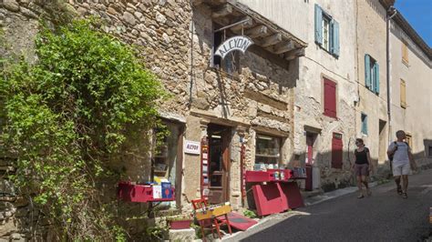 Няма банкомат но има книжарници Как едно френско село живее само от книги Profit Bg