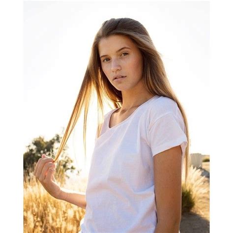 5 Hot Sexy Kathryn Wold Bikini Pics