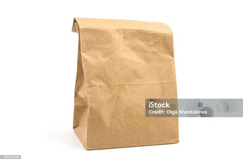 흰색 배경에 갈색 크래프트 종이의 종이 일회용 가방 플라스틱 포장거부 개념 디자이너 템플릿 비접촉식 제품 배달을위한 포장 0명에 대한 스톡 사진 및 기타 이미지 Istock