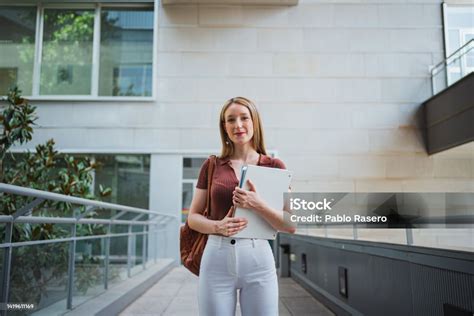 대학 캠퍼스에서 노트북과 폴더를 들고 있는 행복한 학생 소녀의 초상화 20 24세에 대한 스톡 사진 및 기타 이미지 20 24세 가방 감정 Istock