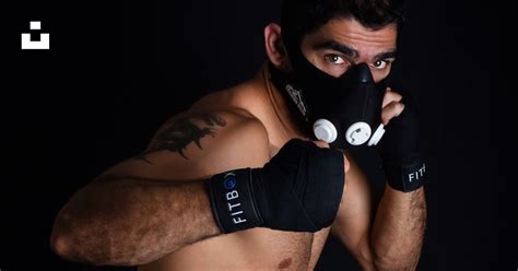 검은 권투 장갑을 끼고 토플리스 남자 사진 Unsplash의 무료 전투기 이미지