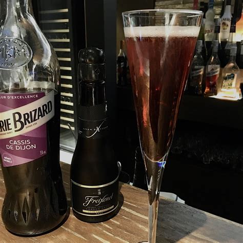 カクテル『キールロワイヤル』｜越谷・南越谷のバーならvin Brule Verre