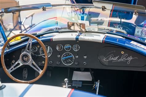 레이싱 스트라이프와 후드에 상징적인 로고가 있는 밝은 파란색 Ac Cobra 자동차의 클로즈업 개성 개념에 대한 스톡 사진 및 기타 이미지 Istock