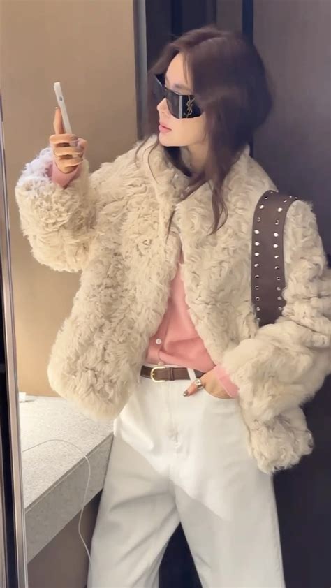 파티수 100양모로 부드럽고 가벼워 겨울철 멋스럽게 착용하기 좋고 적당한 기장감으로 부담없이 데일리하게 착용하기 좋은 퍼 재킷과 함께 했어요 Toscana Fur