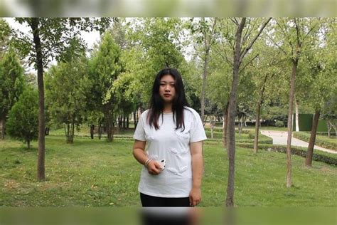 美女遇到色狼劫色，色狼非要让美女脱衣服，美女机智周旋成功脱身