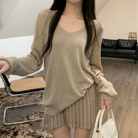 위켄드블루 여리 청순 루즈핏 데일리 브이넥 니트 데이트 여친 룩 데일리 베이직 기본템 꾸안꾸 페미닌 여성스러운 러블리 귀여운 캐주얼 오버핏