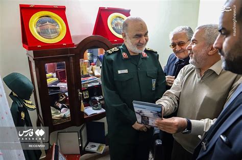 مشرق نیوز عکس دیدار سردار سلامی با خانواده شهید حادثه شاهچراغ