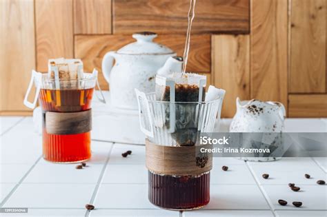 흰색 세라믹 타일 배경에 커피 원두가있는 종이 유형 필터를 사용하여 분쇄 된 드립 커피 0명에 대한 스톡 사진 및 기타 이미지