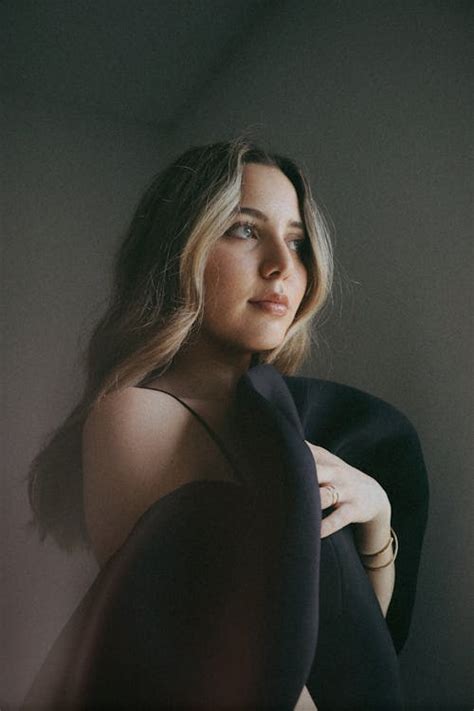 고요한 금발 긴 머리 내성적 인 단순한 아름다움 단정한 표정 럭셔리 패션 럭셔리한 매우 복잡한 멋을 아는 명상 적 모델 미적 초상화 부드러운