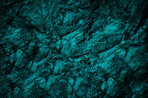검정 진한 파란색 녹색 회색 청록색 청록색 거친 산 표면 클로즈업 톤이 된 돌 바위 미네랄 화강암 질감 배경 금이 가고 무너졌습니다 수중 물 또는 얼음 서리 효과 0명에