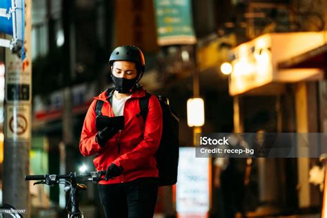음식을 배달하는 방향을 찾기 위해 휴대 전화를 사용하는 음식 배달 사람 밤 하루 시간대에 대한 스톡 사진 및 기타 이미지 밤 하루 시간대 배달부 인물 사진 Istock