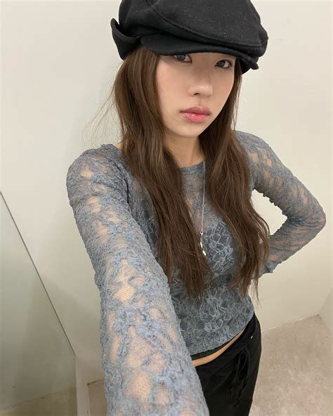 합정미용실 포에 유이 조금은 톤다운 된 레드컬러 🥀 레드브라운이 너무 쨍하지않을까 고민이 된다면 플럼브라운 으로 시작해보세요 🖤 스루스루 흐르는 웨이브는 러피펌