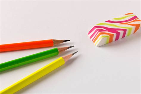 밝은 배경에 화려한 지우개와 간단한 연필 닫아 선택적 초점 0명에 대한 스톡 사진 및 기타 이미지 0명 개념 고무