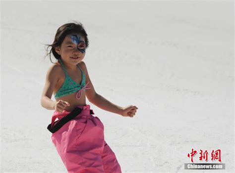 吉林上演雪地“光猪”滑 奇装异服精彩纷呈 Cn