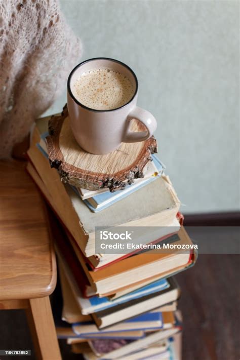 달콤한 홈 거실의 홈 인테리어에 정물 세부 사항 스웨터와 따뜻한 음료와 책의 컵 읽기 휴식 아늑한 가을 또는 겨울 개념입니다