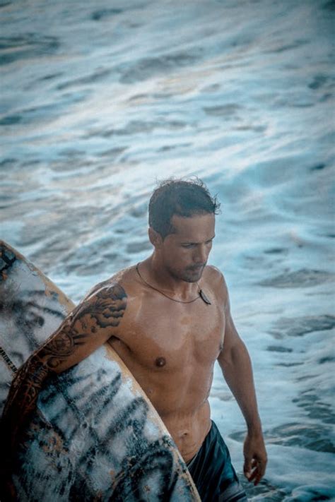 남자 벌거벗은 사람 상반신을 드러낸 상의 탈의 샤워 수직 쐈어 잘생긴 젖은에 관한 무료 스톡 사진