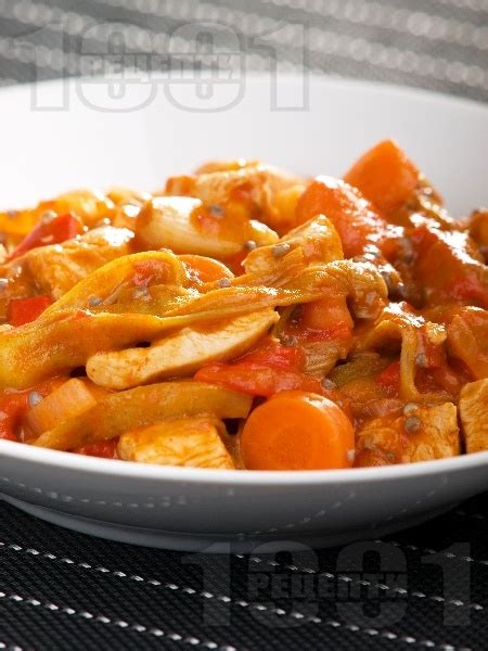 Яхния от пиле бамя червени чушки праз лук чесън и домати от консерва в тенджера