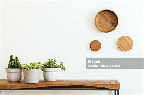 세련되고 현대적인 스칸디나비아 객실 인테리어는 나무 콘솔과 벽에 반지 유리 꽃병으로 아름다운 꽃 홈 인테리어의 디자인 구성 흰색 벽 복사 공간 홈 장식 0명에 대한 스톡