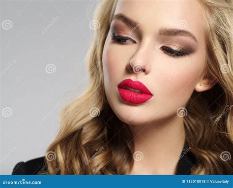 Bella Giovane Ragazza Bionda Con Le Labbra Rosse Sexy Fotografia Stock Immagine Di Femmina