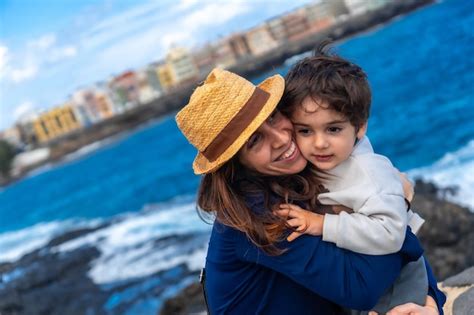 Madre Con Su Hijo Abrazándose En Las Vacaciones De Verano En El Mar