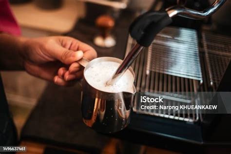 카푸치노 커피 우유를 준비하기 위해 고압 증기 작동 우유 거품기를 사용하는 바리스타의 손 클로즈업 기계류에 대한 스톡 사진 및 기타 이미지 Istock