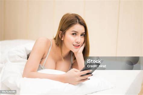 아름 다운 여자는 침실에 침대에 이메일을 확인 하기 위해 휴대 전화를 들고 노트북에 대한 스톡 사진 및 기타 이미지 노트북 노트북 사용하기 명랑한 Istock