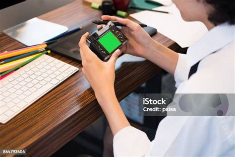 인테리어 디자이너는 사무실에서 그래픽 태블릿에 그리기입니다 직장에서 컴퓨터 작업 하는 아티스트 사진 보정 사진입니다 디자인 창의성 아이디어 계획에 대한 스톡 사진 및 기타