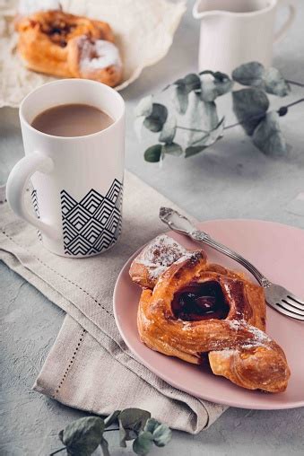 체리와 사과를 곁들인 홈메이드 퍼프 페이스 트리 우유와 커피 한잔과 함께 달콤한 맛 있는 디저트 후 게 스칸디나비아 스타일입니다 톤 사진 과일에 대한 스톡 사진 및 기타