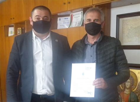 Директорът на полицията в Монтана връчи благодарствено писмо на автоинструктор от града