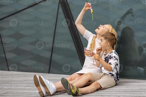 Mujer Rubia Feliz Y Niño Sentado En La Terraza Y Comiendo Dulces Madre