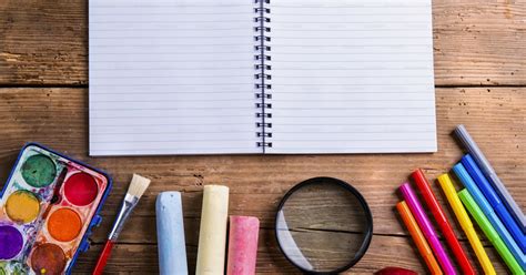 학용품이 있는 책상 나무 배경에 스튜디오를 촬영했습니다 사진 Unsplash의 학교로 돌아 가기 이미지