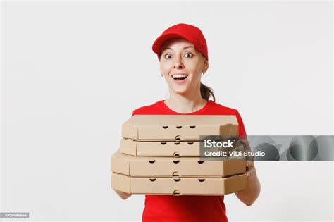 빨간 모자 티셔츠 주는 음식 주문 피자 상자 흰색 배경에 고립에 여자 여성 Pizzaman 택배 또는 골 판지 Flatbox에서 이탈리아 피자를 들고 딜러로 일하고 배달