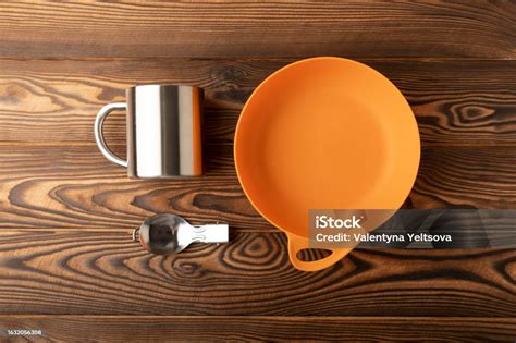 대리석 배경에 놓인 여행 장비 Edc Setflat Lay 야영 접시 찻잔 병 숟가락 및 나침반 복사 공간 평면도 여행 개념입니다 관광 장비 세트 0명에 대한 스톡 사진 및