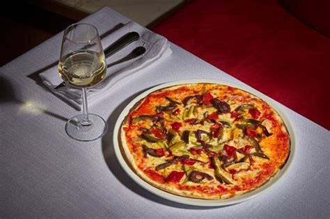 레스토랑에서 화이트 와인과 피자 치즈와 고추를 곁들인 채식 피자와 화이트 와인 한 잔이 음식 컨셉입니다 채식 피자에 대한 스톡 사진 및 기타 이미지 Istock