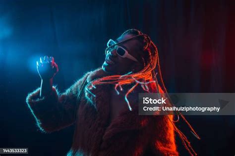 파란색과 빨간색 Led 조명이 있는 머리띠를 가진 흑인 민족 여성 파티에서 재미와 춤을 추는 모델 20 24세에 대한 스톡 사진 및 기타 이미지 Istock