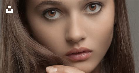 빨간 립스틱과 금발 머리를 가진 여자 사진 Unsplash의 무료 초상 이미지