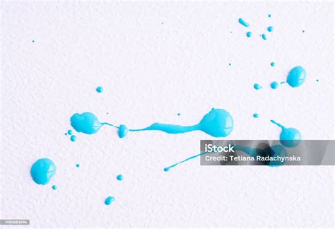 수채화 물감 라이트 블루 드롭 스플래쉬 흰 종이 배경에 밝은 파란색 잉크 방울이 흩어져 있습니다 화장품 샘플 유성 페인트 유출의 웅덩이 떨어짐에 대한 스톡 사진 및 기타