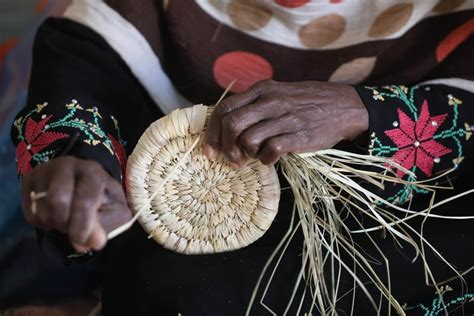 فاطمة تحفظ إرث الأجداد بسلالٍ من سعف النخيل