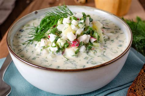 나무 배경에 달걀 야채 고기 허브 케피어가 있는 차가운 오크로쉬카 수프 여름 수프 갈색에 대한 스톡 사진 및 기타 이미지 갈색 고기 딜 허브 Istock