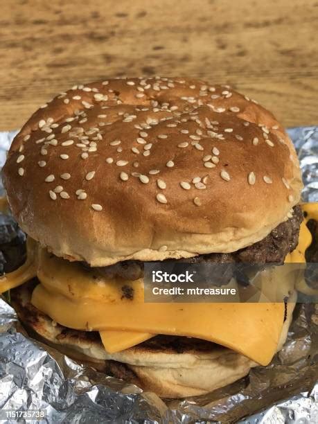 집에서 만든 미식가 버거 알루미늄 호 일에 녹은 치즈 슬라이스 패스트 푸드 쇠고기 햄버거 패티 참 깨 롤빵 치즈 버거 양상추 토마토 케첩 소스 미식가 버거 바 테이크아웃