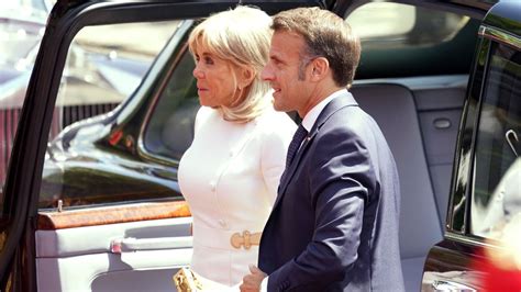 Брижит Макрон проигнорировала руку Эммануэля Макрона во время визита в Великобританию видео Show24