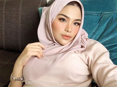 Awek Pakai Cermin Mata Awek Comil