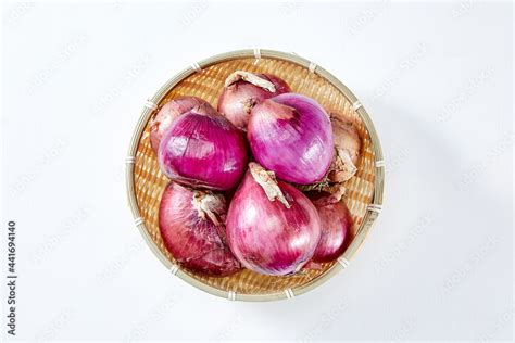 Foto De 흰 배경 위의 빨간 양파 채소 Do Stock Adobe Stock