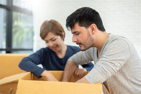 커플 새로운 가정에서 골 판지 상자를 풀고입니다 집으로 이동 2명에 대한 스톡 사진 및 기타 이미지 2명 가족 계획 Istock