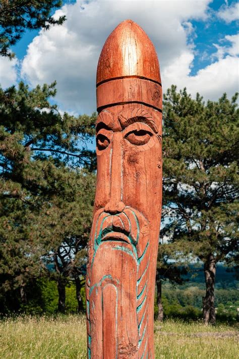 Wirklicher Heidnischer Altar Im Wald Mit Idolen Im Sommerlicht