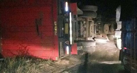 Sopir Truk Gandengan Ngantuk Maksa Mengemudi Begini Akibatnya